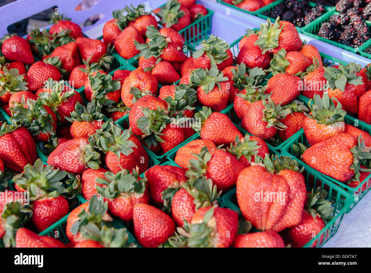 Shop display of strawberries hi-res stock photography and images - Alamy