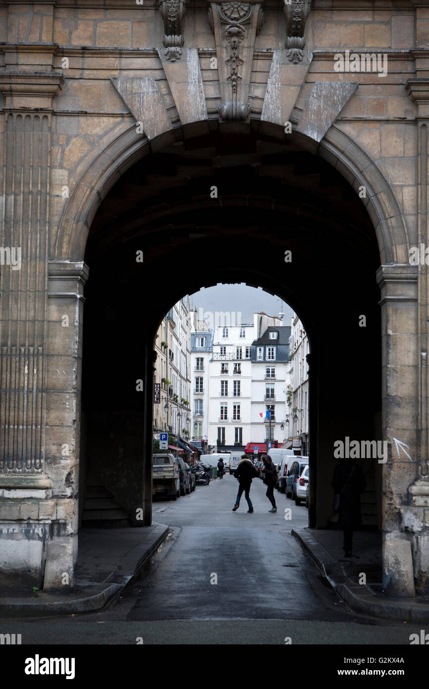 Archway paris street hi-res stock photography and images - Alamy