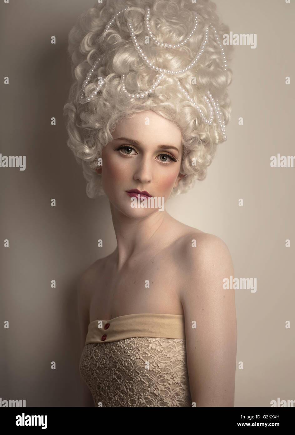 White wig hi-res stock photography and images - Alamy