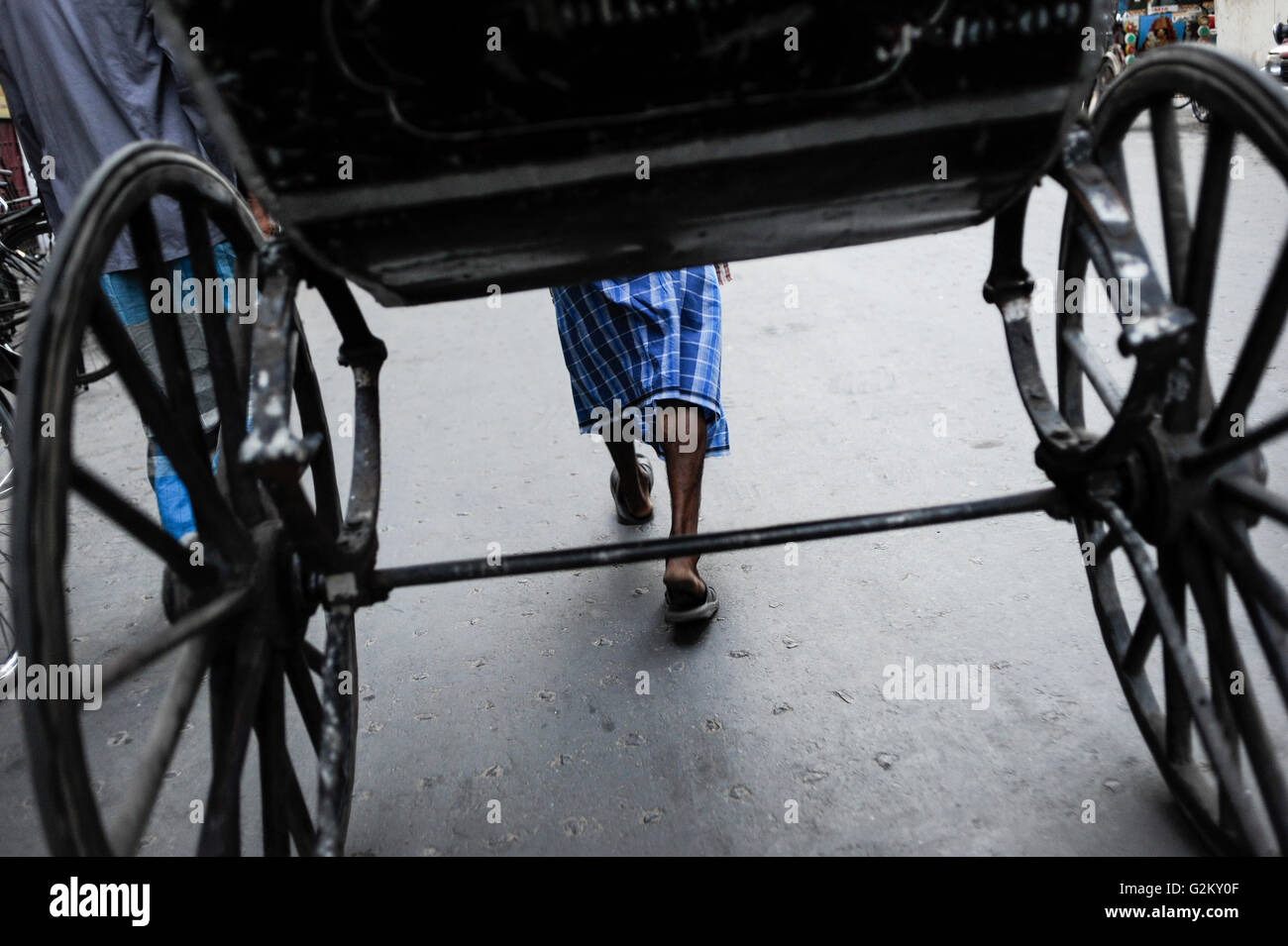 Hand rickshaw puller kolkata hi-res stock photography and images - Alamy