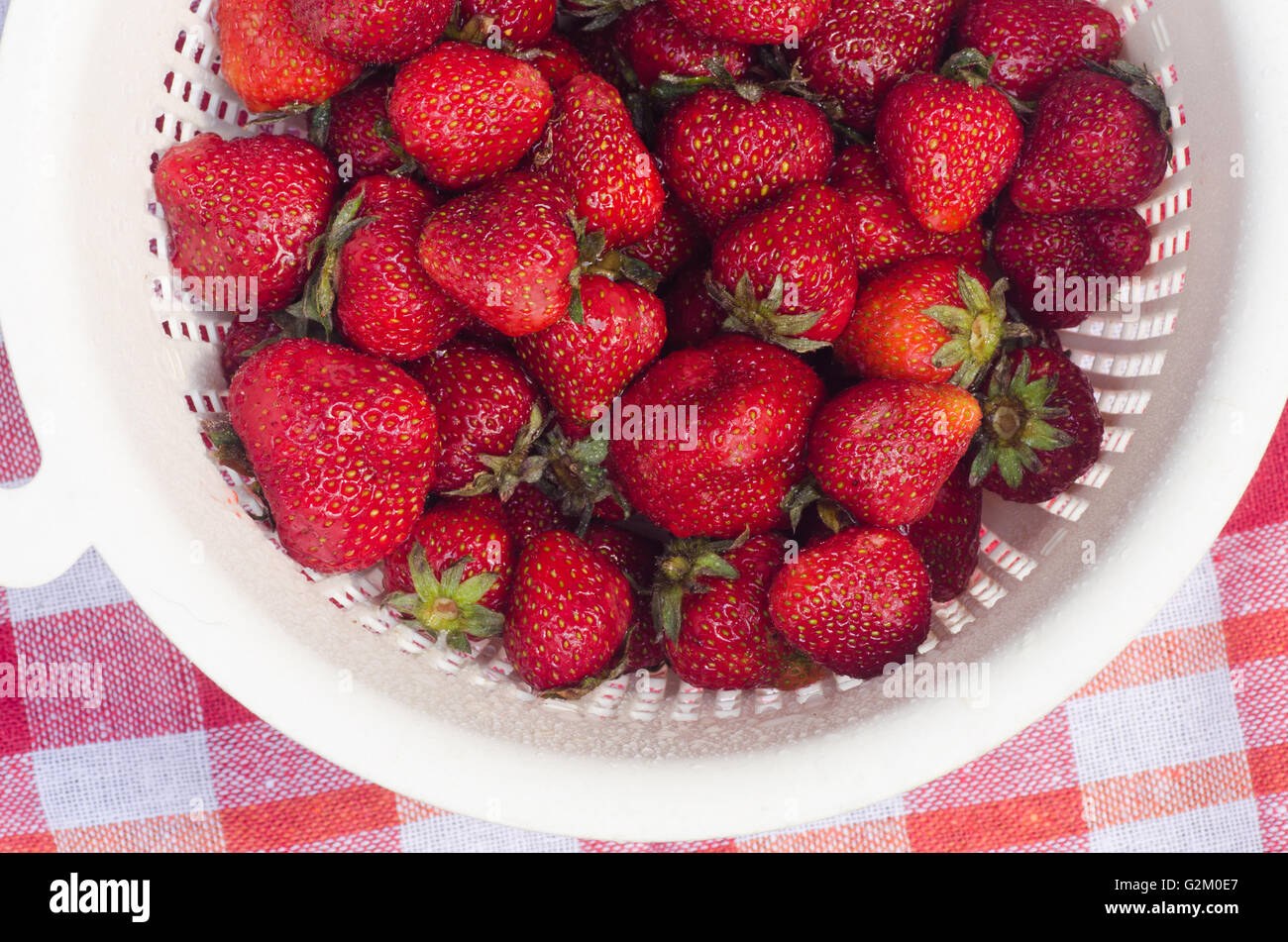 fresh wet strawberries in colander Stock Photo - Alamy