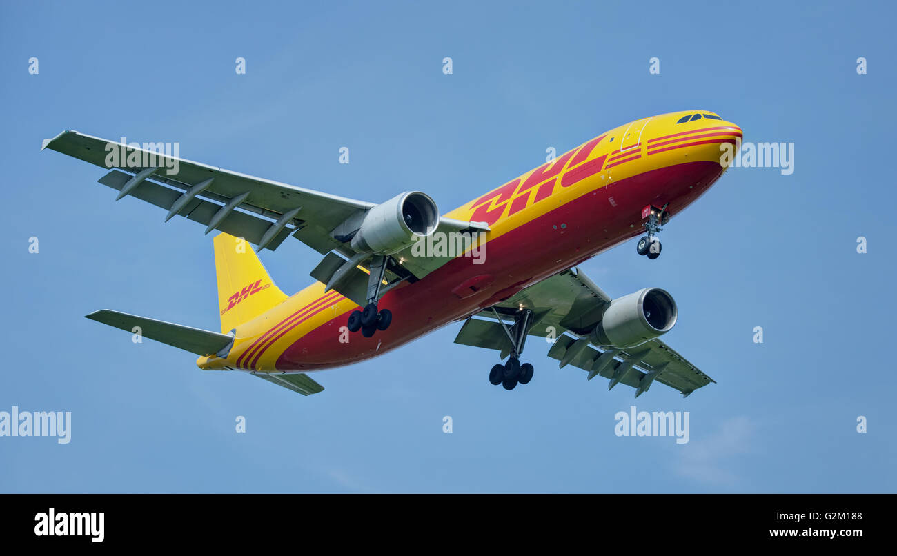 DHL Express Airbus a300F D-AEAM coming into land at London-Heathrow ...