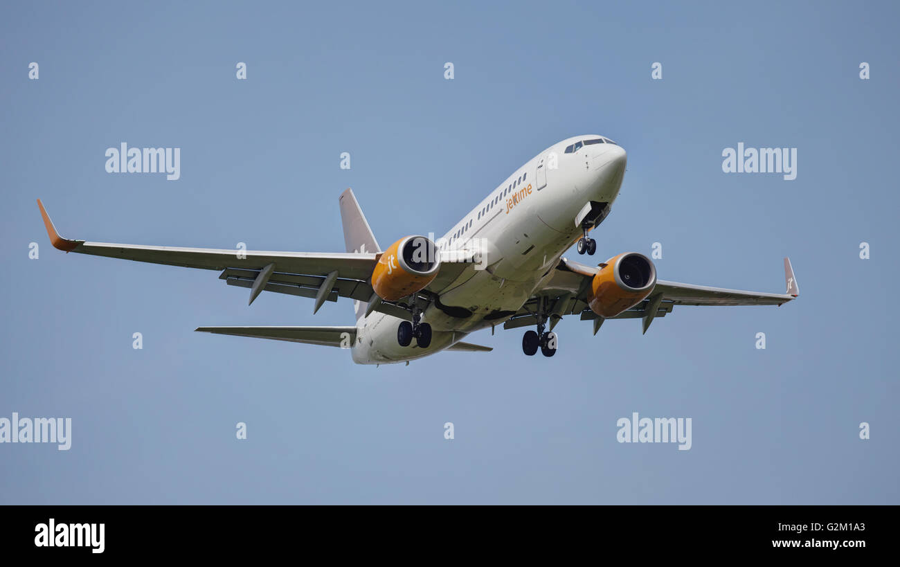 Jet time 737 arriving hi-res stock photography and images - Alamy