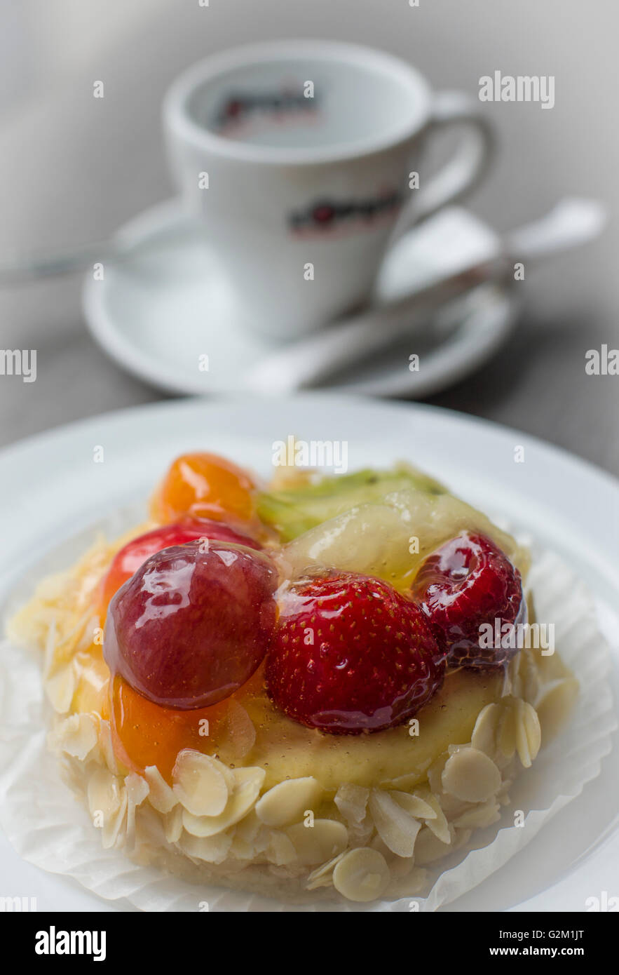 Still life with cake hi-res stock photography and images - Alamy