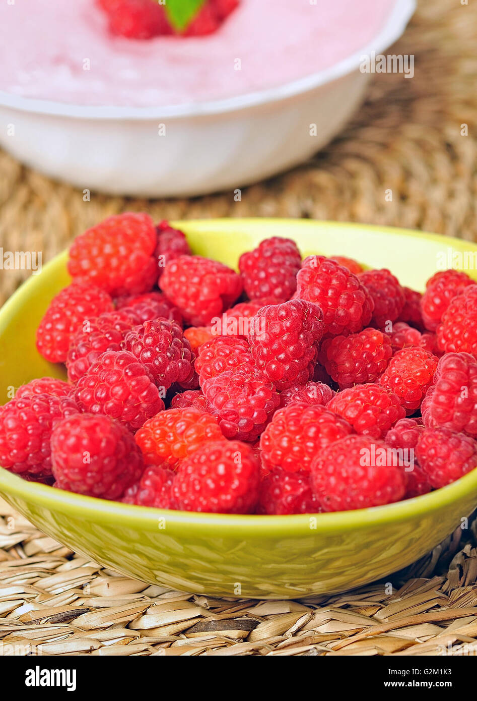 Bowl with raspberry on rustic support Stock Photo - Alamy