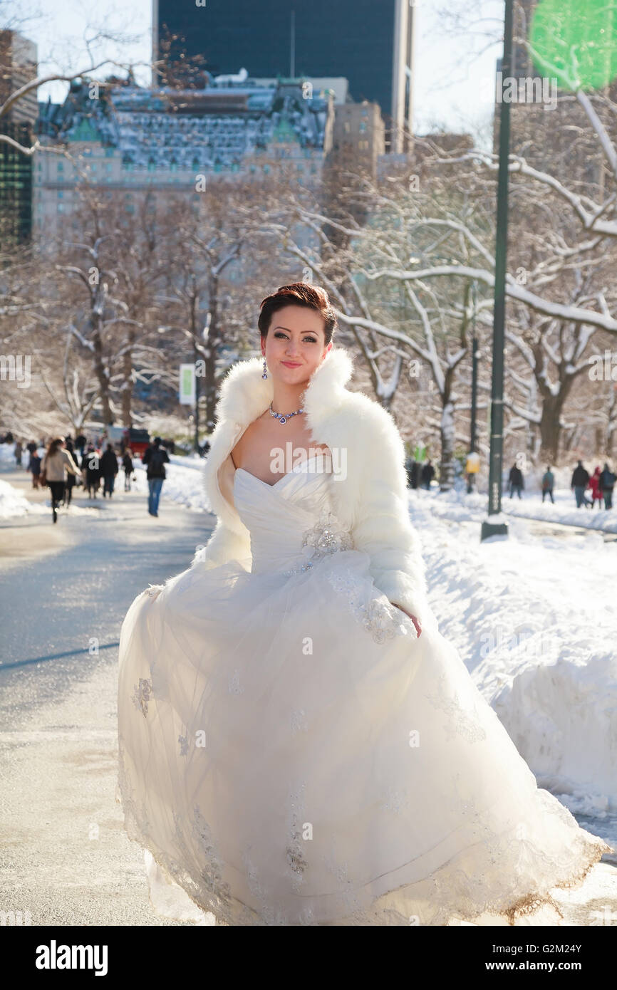 Winter bride Bride in the winter against the backdrop of New York ...