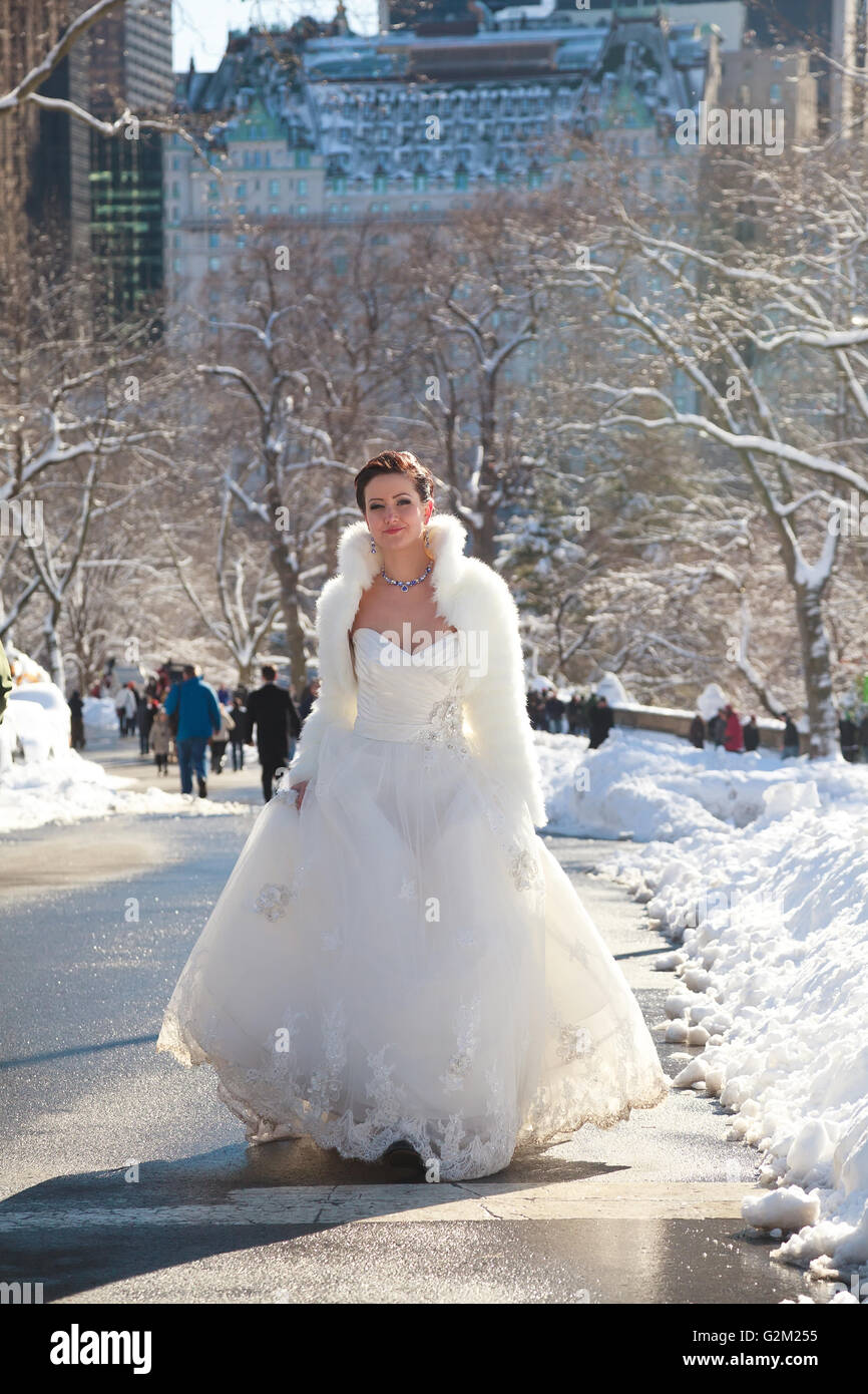 Winter bride fashion hi-res stock photography and images - Alamy