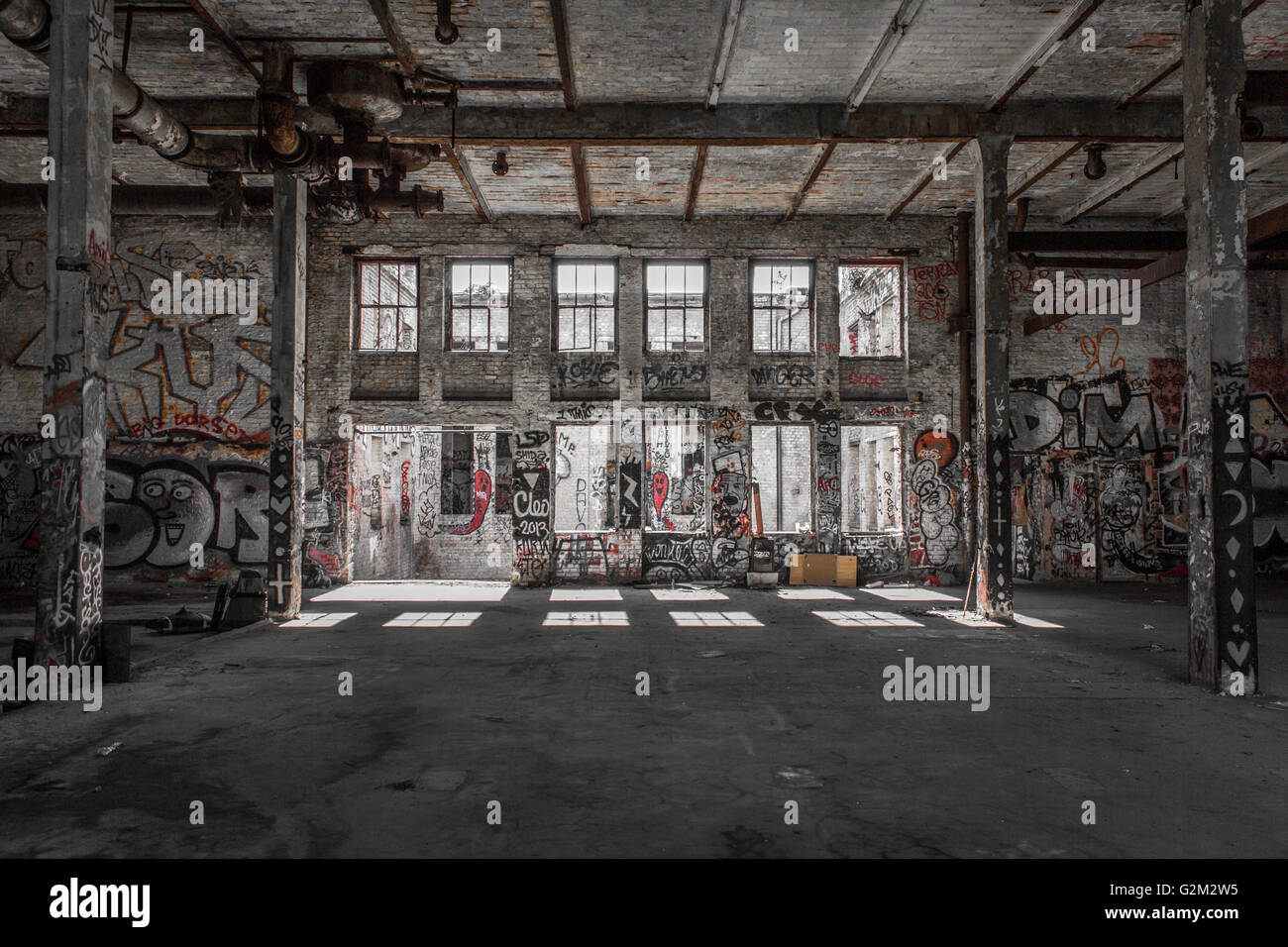 Abandoned warehouse hi-res stock photography and images - Alamy