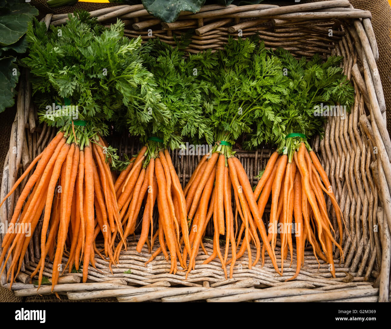 Farmers market vegetable stand hi-res stock photography and images - Alamy
