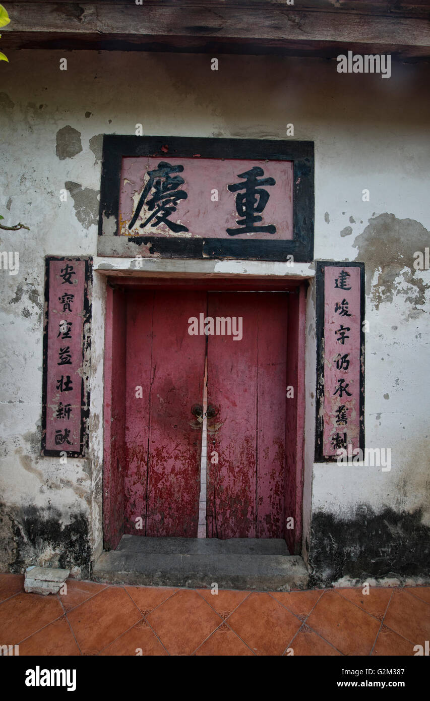 Chinese temple doors hi-res stock photography and images - Alamy