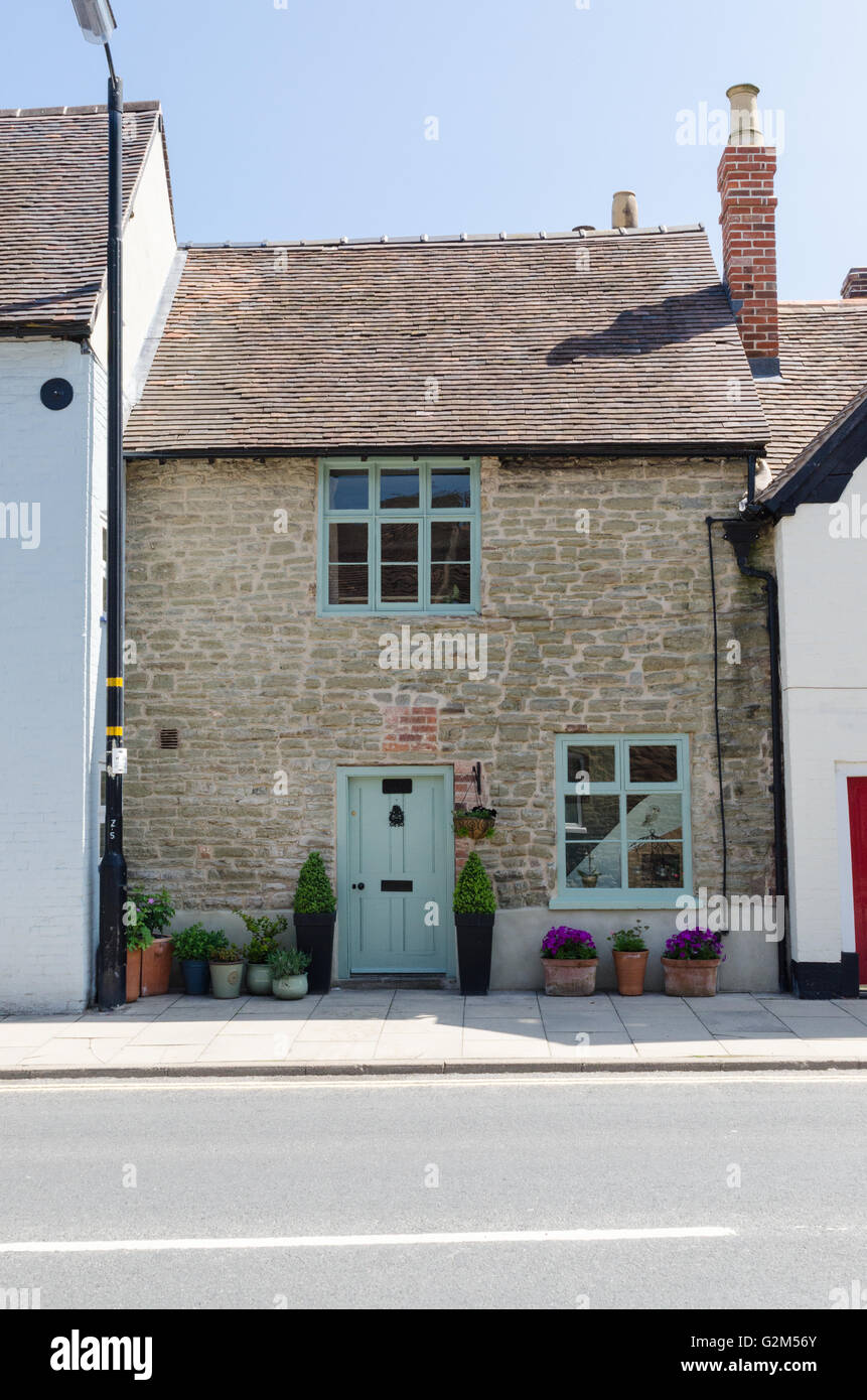 Small stone cottage hi-res stock photography and images - Alamy