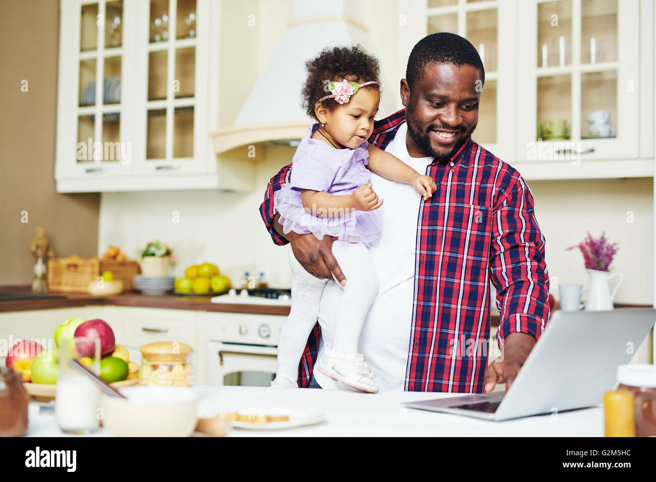 Father daughter laptop african hi-res stock photography and images - Alamy