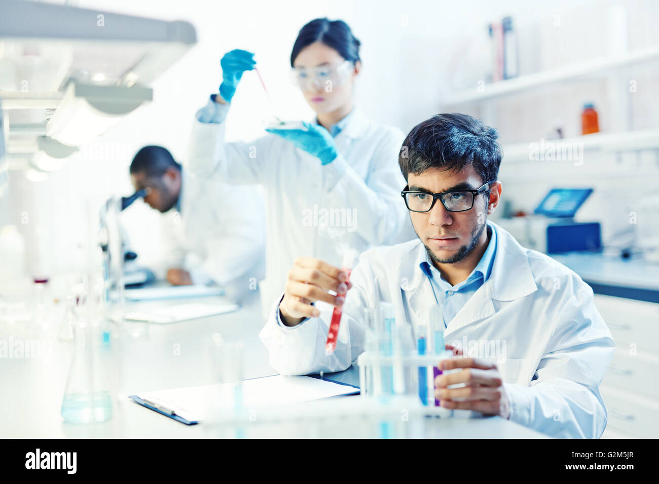 Lab man woman hi-res stock photography and images - Alamy