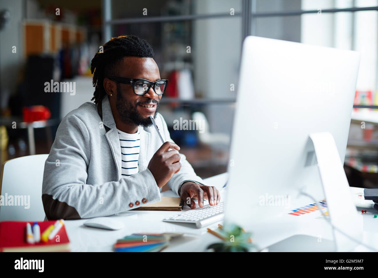 Lookng at computer screen Stock Photo - Alamy