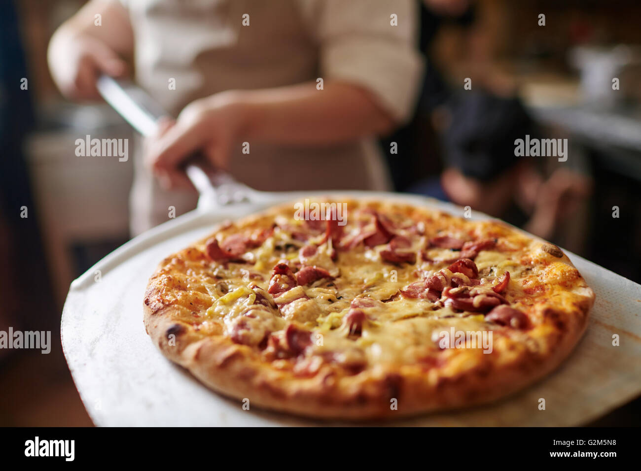 Fresh cooked pizza hi-res stock photography and images - Alamy