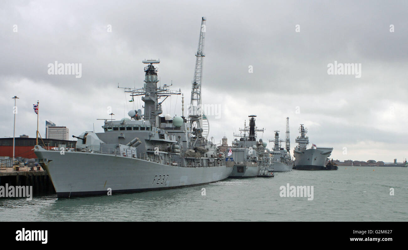 Yarrow shipbuilders the queens frigate the red rose frigate f229 hi-res ...