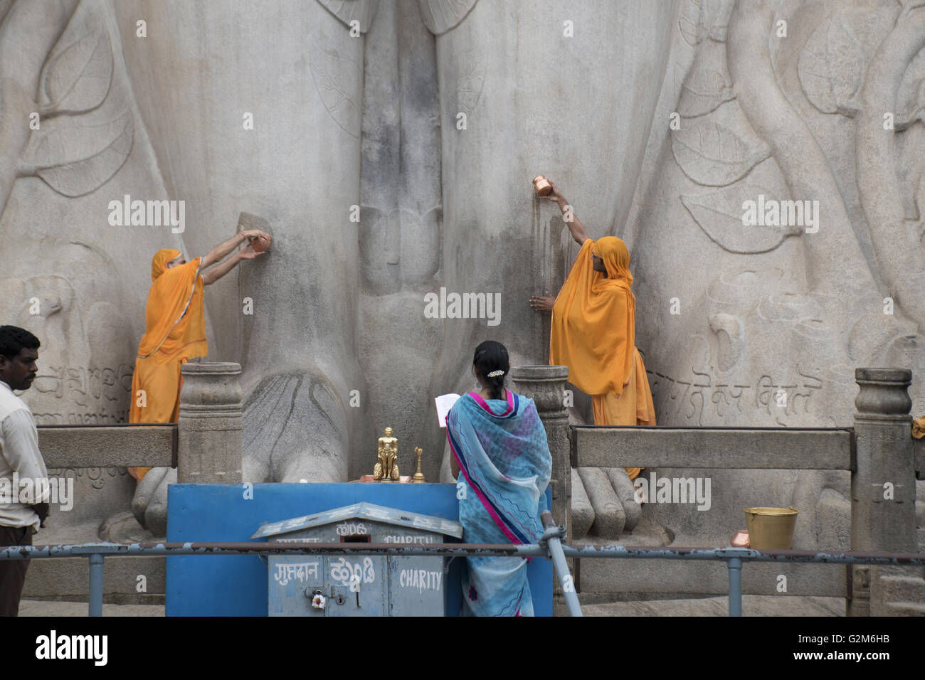 Jain priests performing religious rituals to Bahubali, Gomateshwara ...