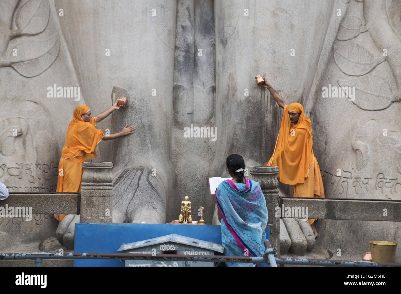 Jain priests performing religious rituals to Bahubali, Gomateshwara ...