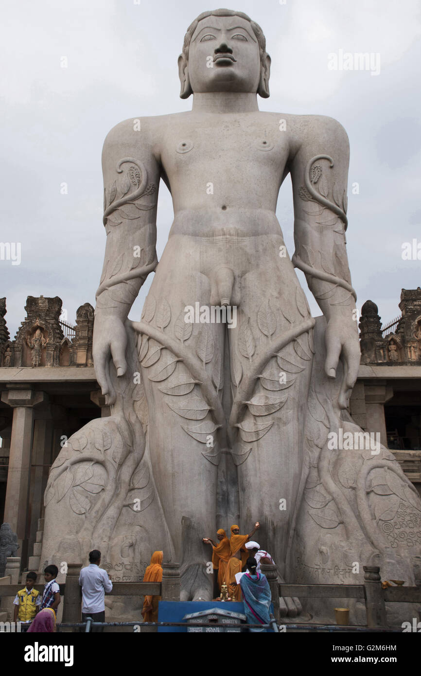 Jain priests performing religious rituals to Bahubali, Gomateshwara ...