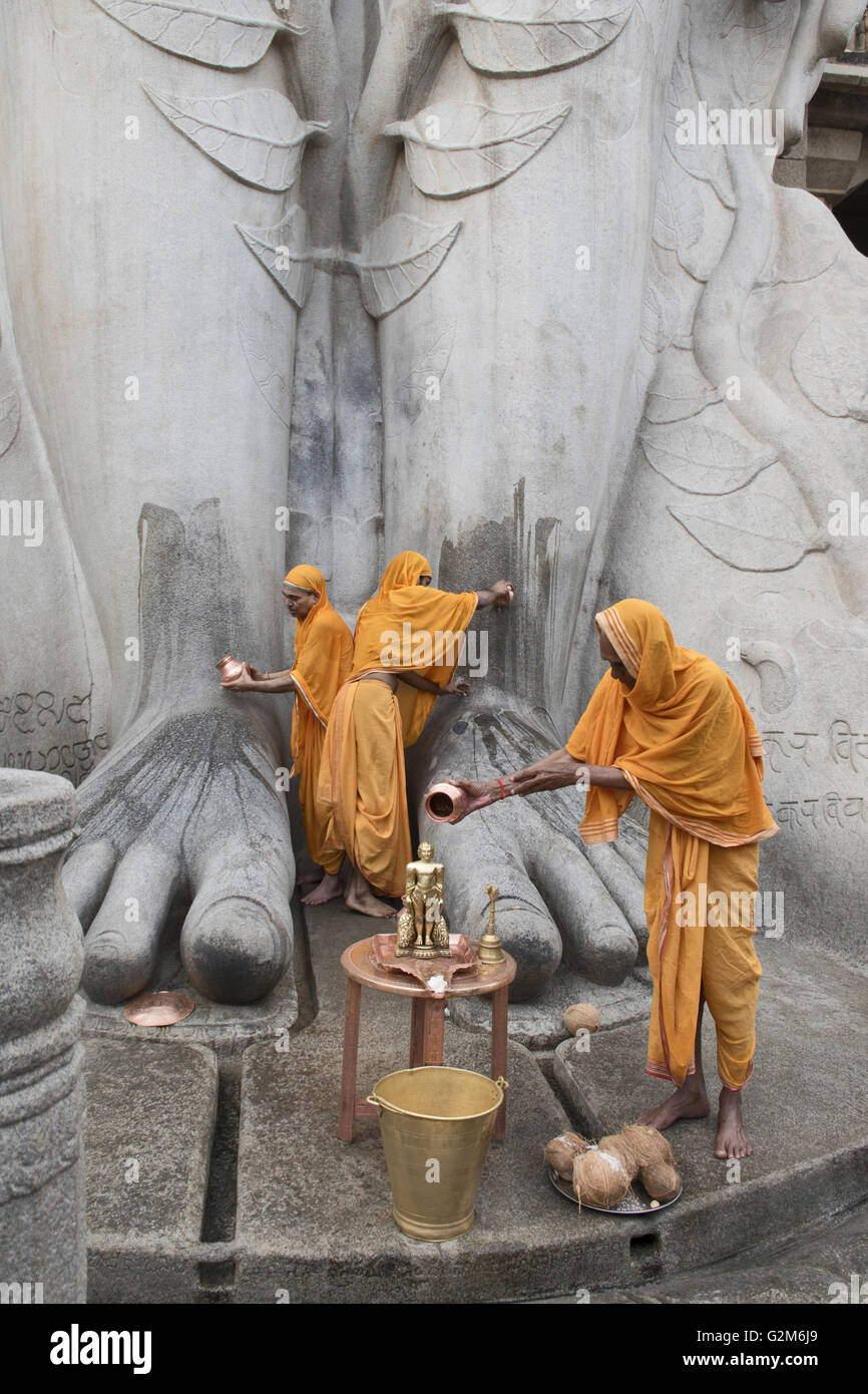Jain priests performing religious rituals to Bahubali, Gomateshwara ...
