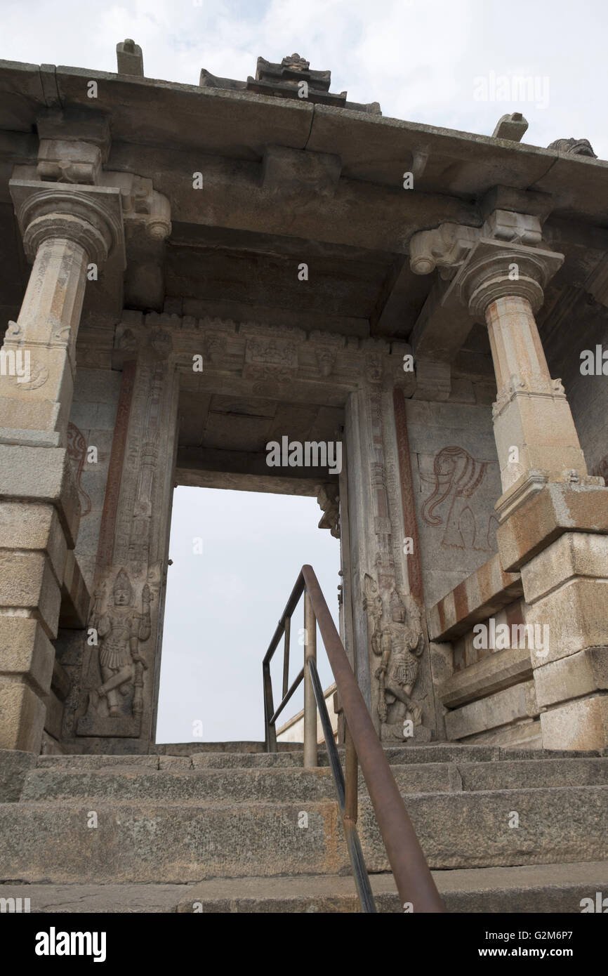 Entrance gate to the Gomateshwara temple, Vindhyagiri Hill ...