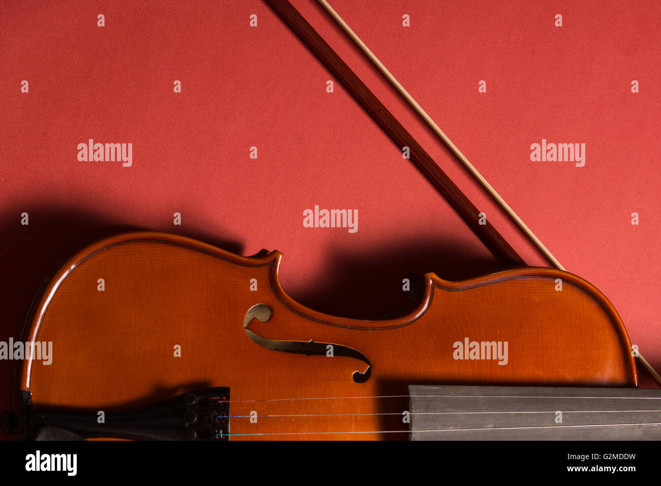 Old broken violin detailed shot Stock Photo - Alamy