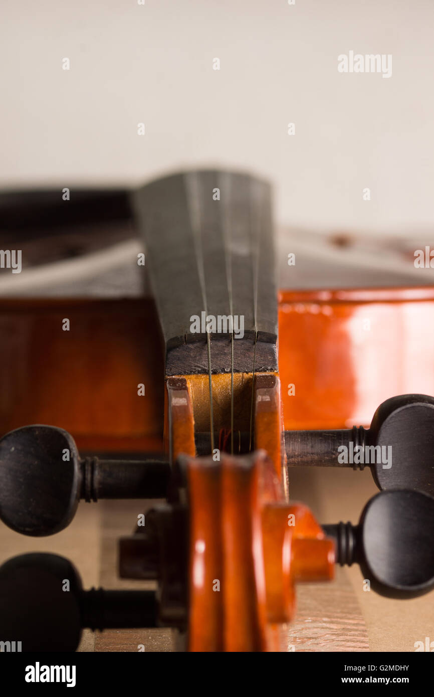 Old broken violin detailed shot Stock Photo - Alamy