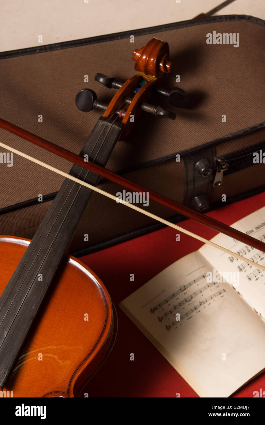Old broken violin detailed shot Stock Photo - Alamy