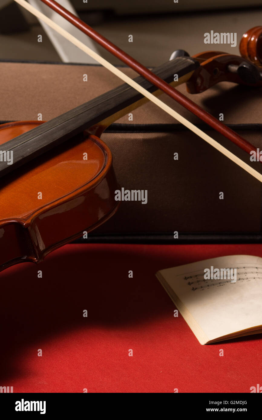 Broken Violin High Resolution Stock Photography and Images - Alamy