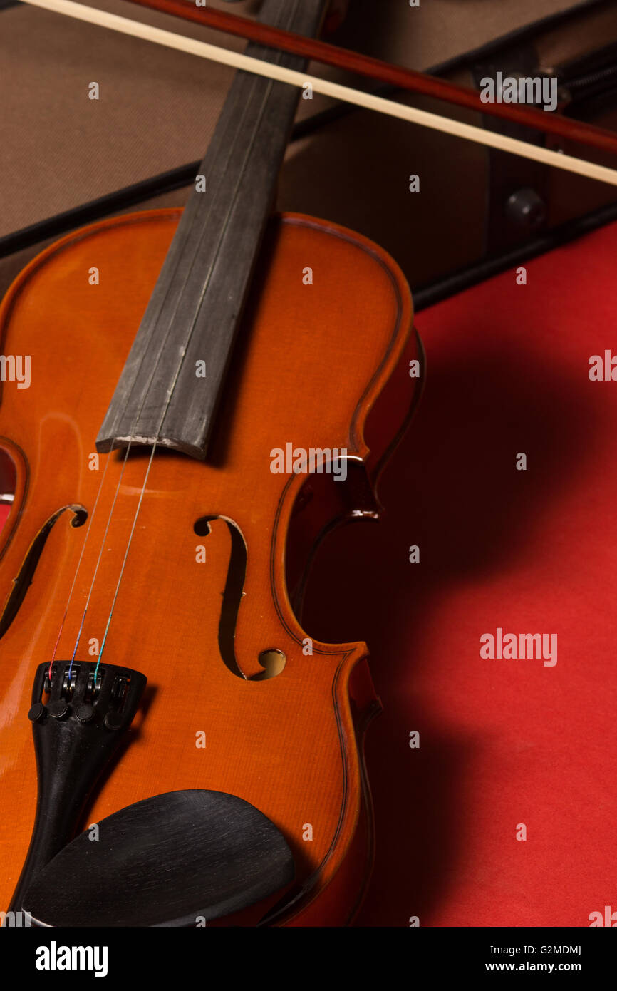 Old broken violin detailed shot Stock Photo - Alamy
