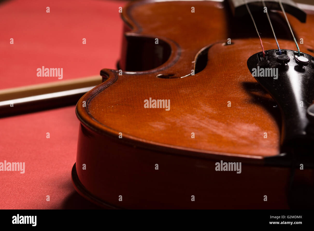 Old broken violin detailed shot Stock Photo - Alamy