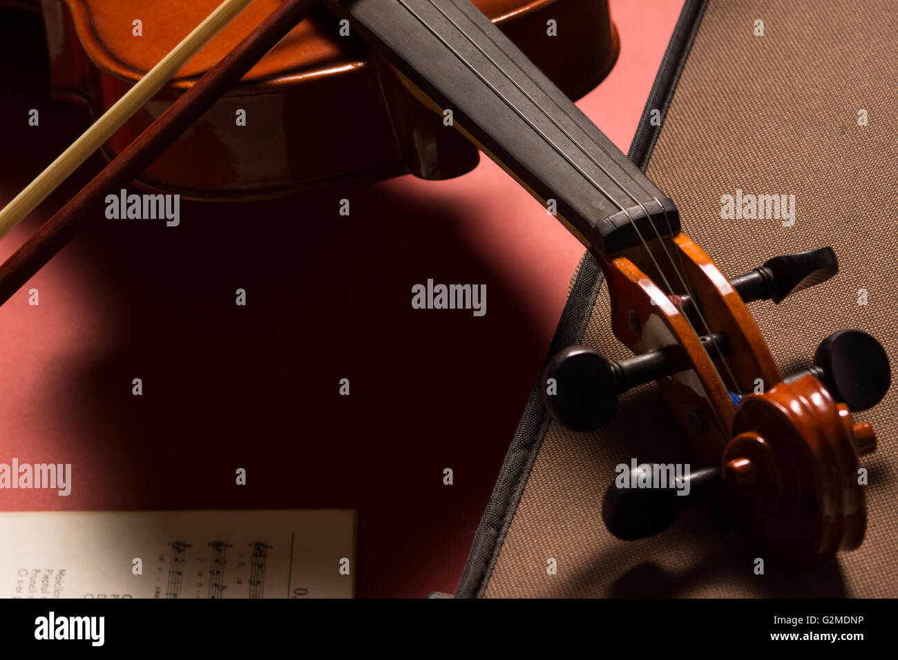 Old broken violin detailed shot Stock Photo - Alamy