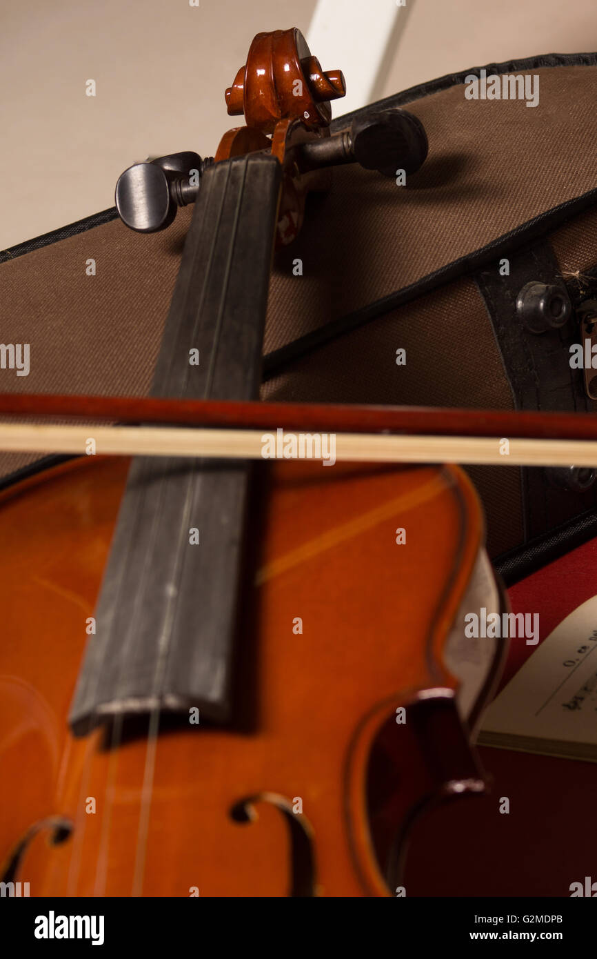 Old broken violin detailed shot Stock Photo - Alamy