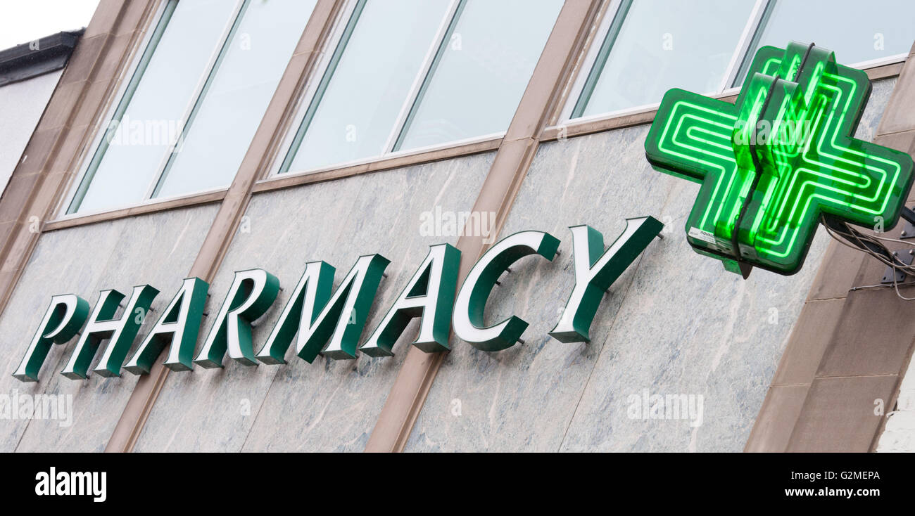 Pharmacy sign green cross hi-res stock photography and images - Alamy
