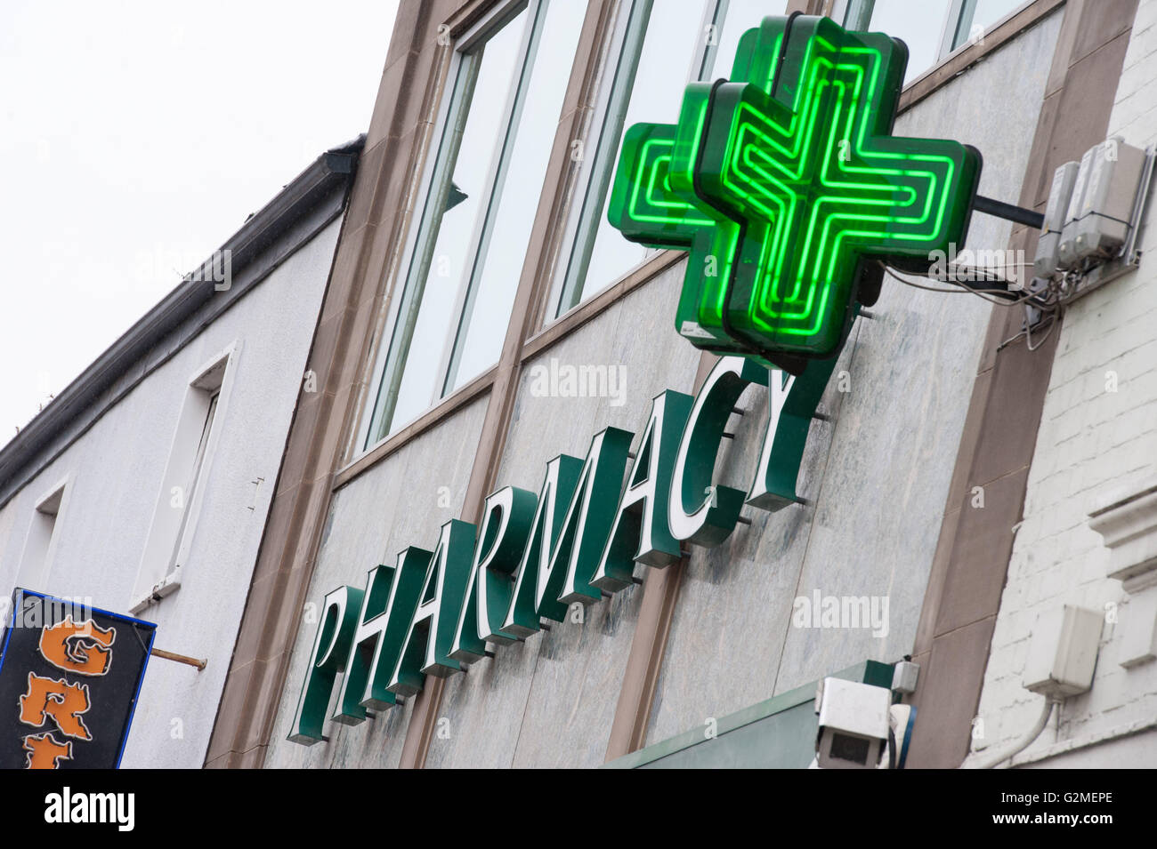 Pharmacy sign green cross hi-res stock photography and images - Alamy