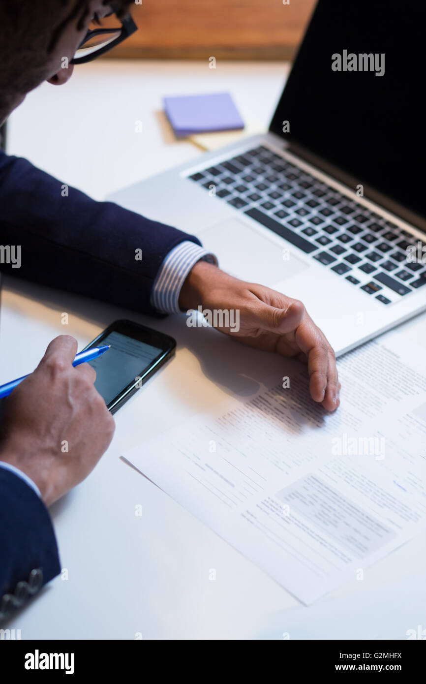 African hand signing legal document hi-res stock photography and images ...