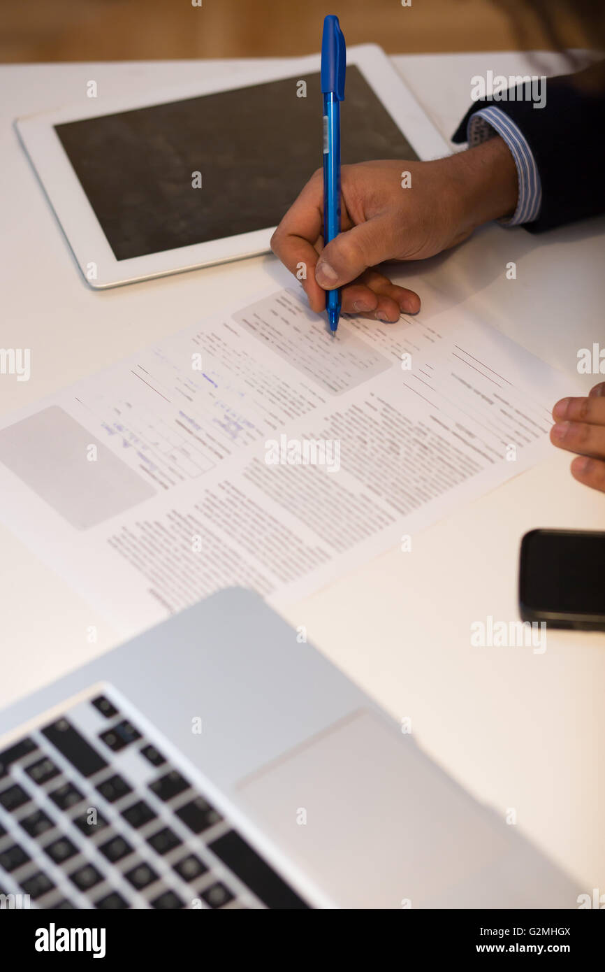 African hand signing legal document hi-res stock photography and images ...