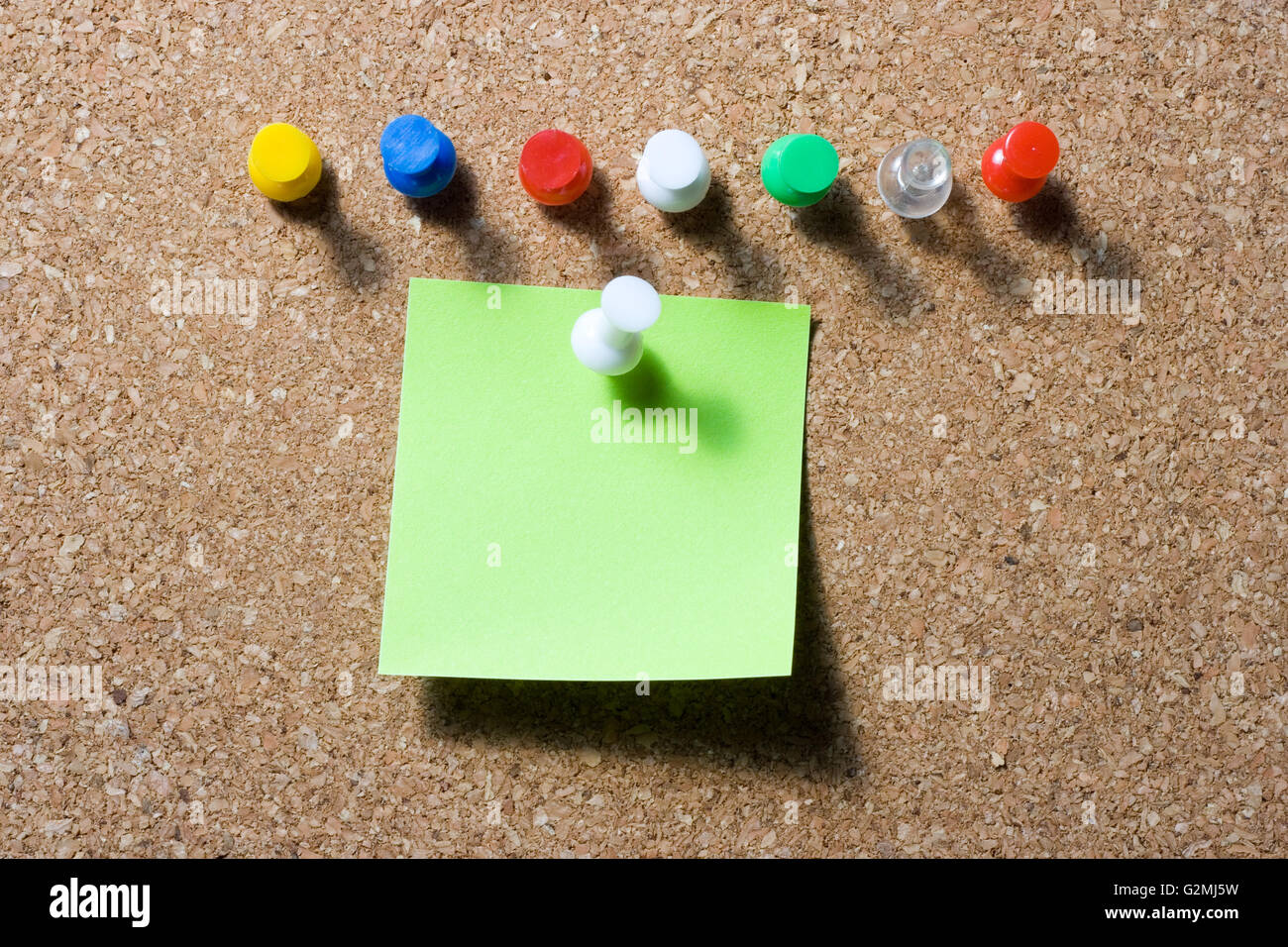 green reminder with white push pin Stock Photo - Alamy