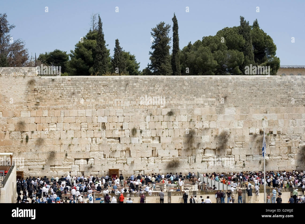 people praying at the western wall in jerusalem Stock Photo - Alamy