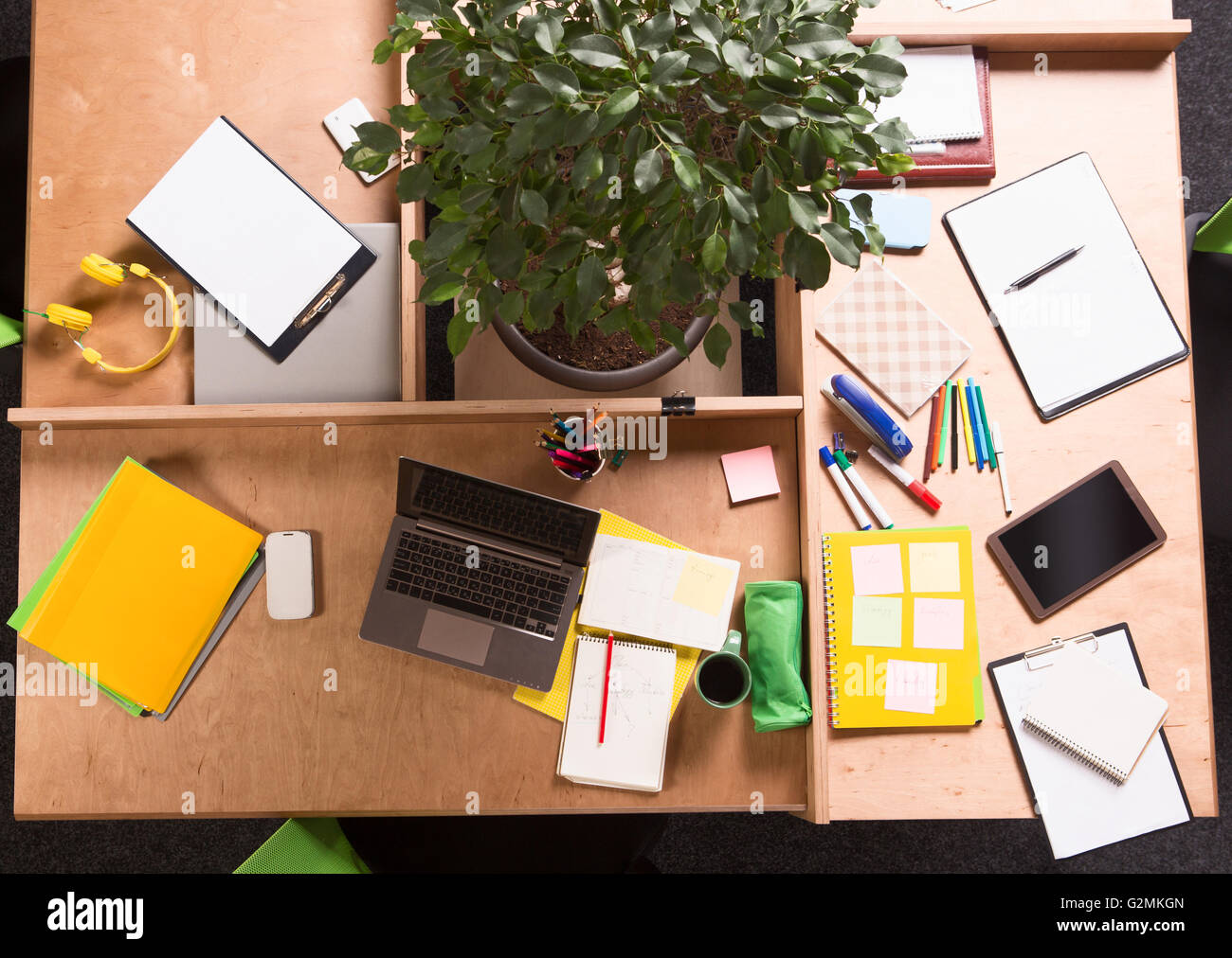 Messy office table hi-res stock photography and images - Alamy