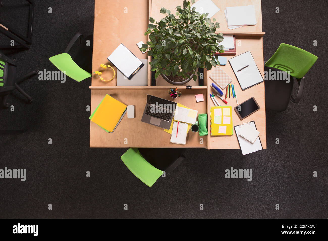 Messy office table hi-res stock photography and images - Alamy