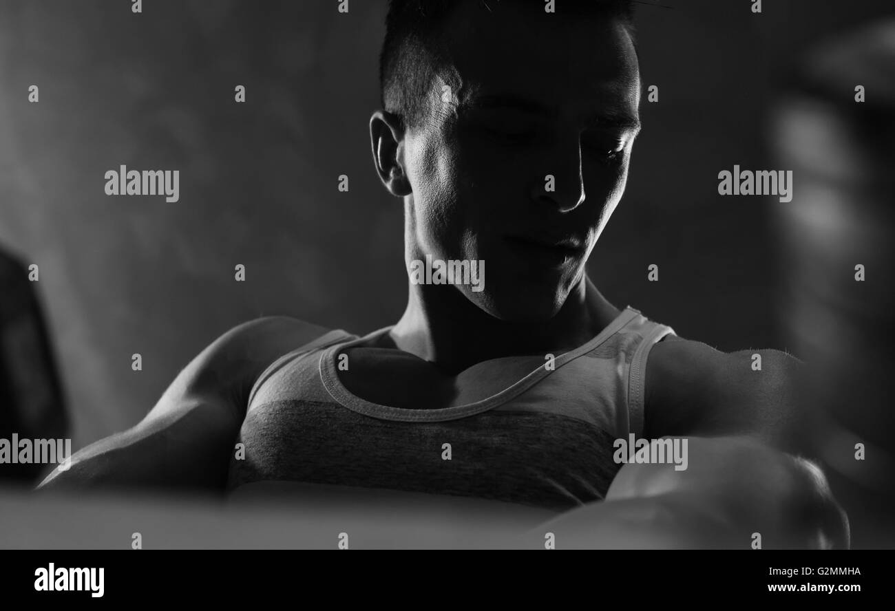 Strong man at the gym lifting heavy weights Stock Photo - Alamy