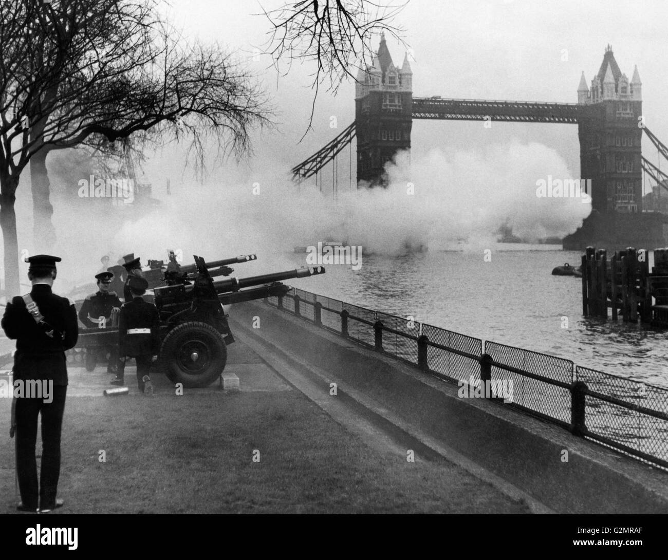 Cannon firing tower bridge hi-res stock photography and images - Alamy