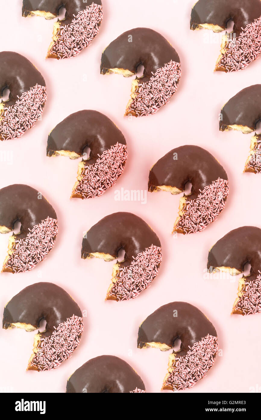 lots of donuts in rows, pattern made of donuts Stock Photo - Alamy