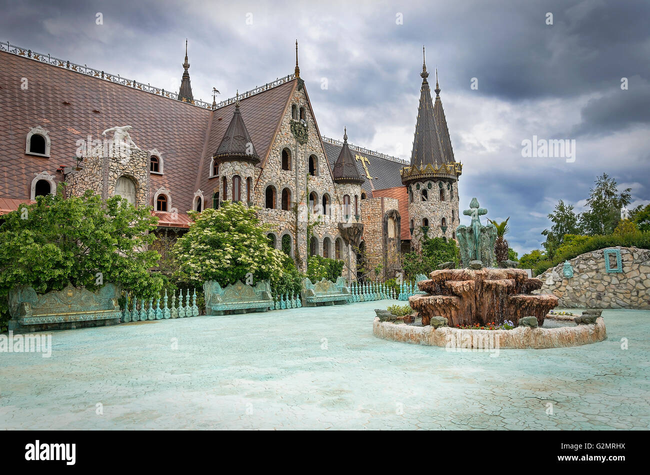 Fountain in the castle courtyard hi-res stock photography and images ...