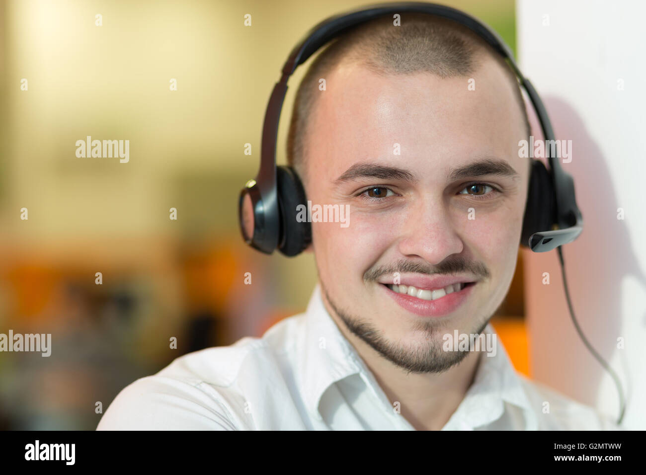 Young call center agent speaking with costumer Stock Photo - Alamy
