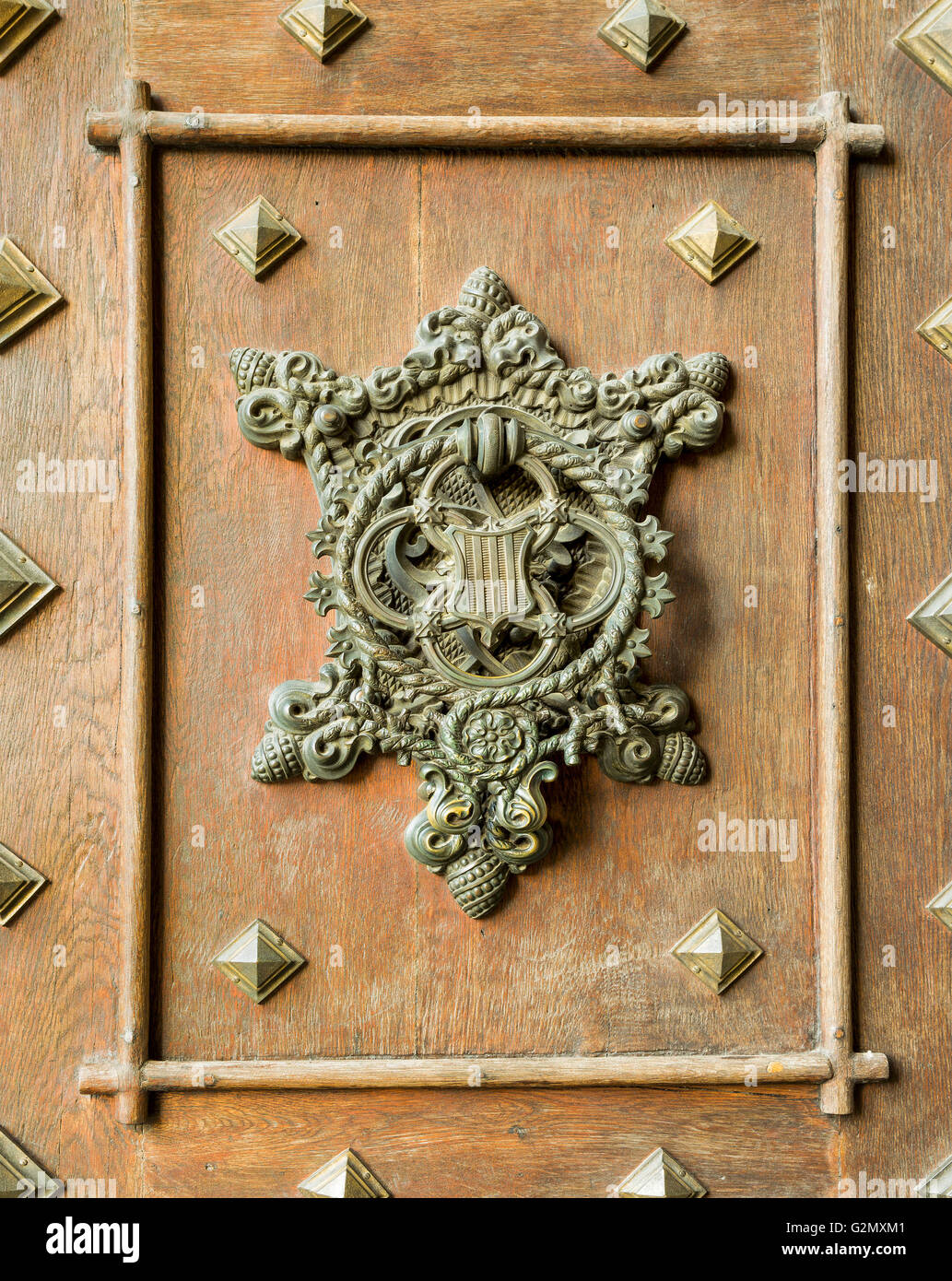 Knocker, hammered metal door knocker on wooden door Stock Photo - Alamy