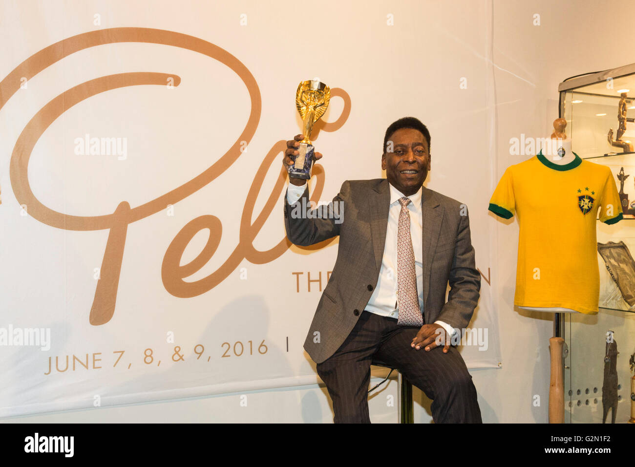 Pele jules rimet trophy 1970 hi-res stock photography and images - Alamy