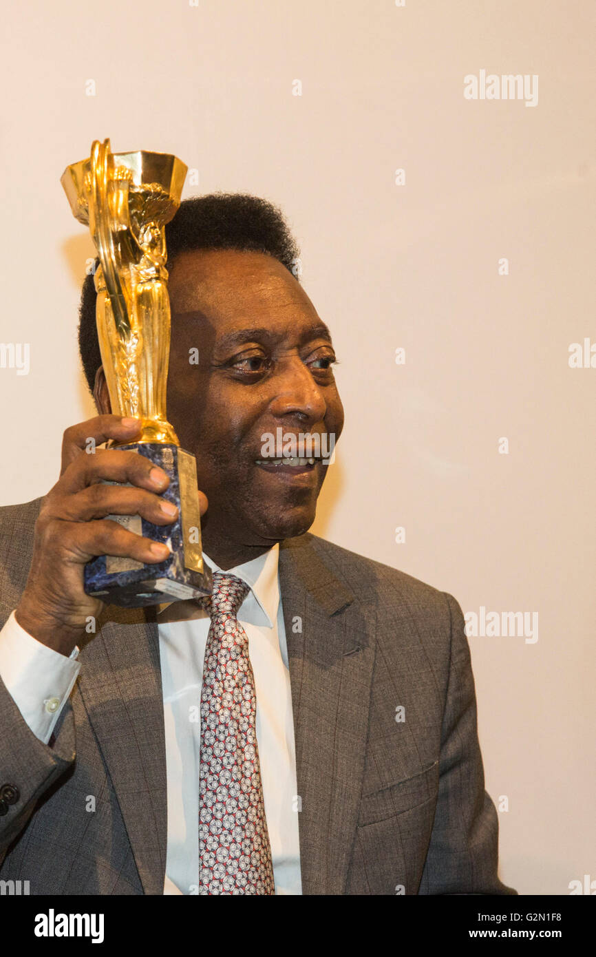 Pele world cup trophy 1970 hi-res stock photography and images - Alamy