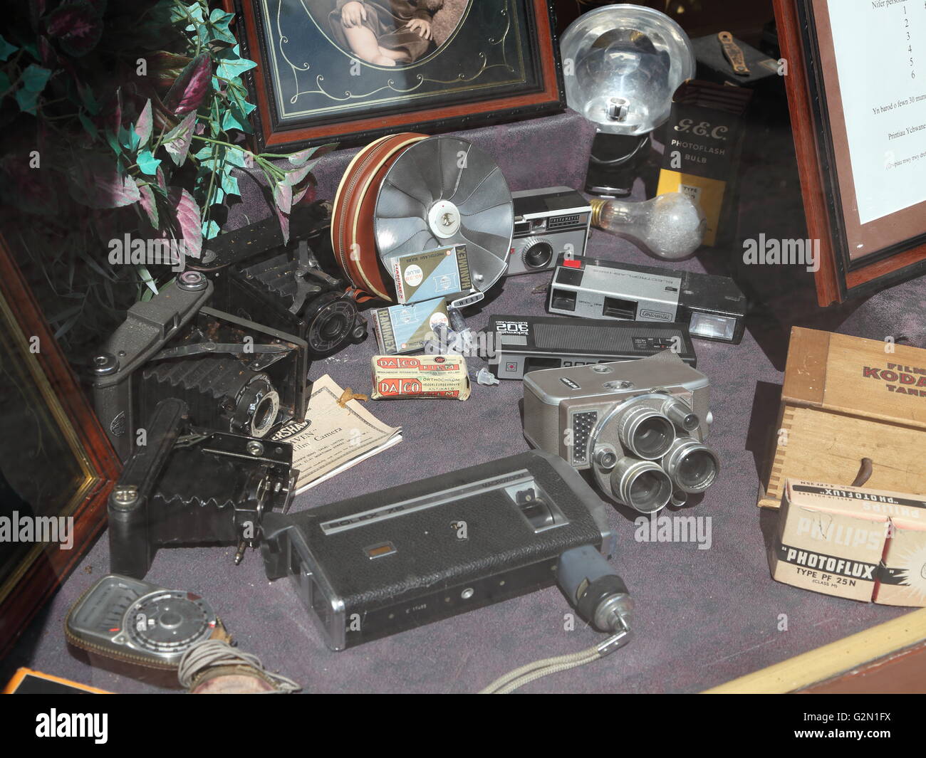 Vintage flash equipment hi-res stock photography and images - Alamy